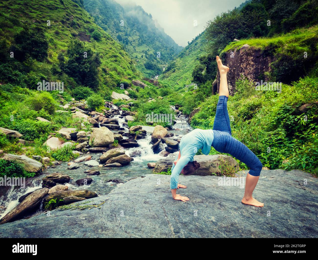 Eka pada urdhva dhanurasana Banque de photographies et d’images à haute ...