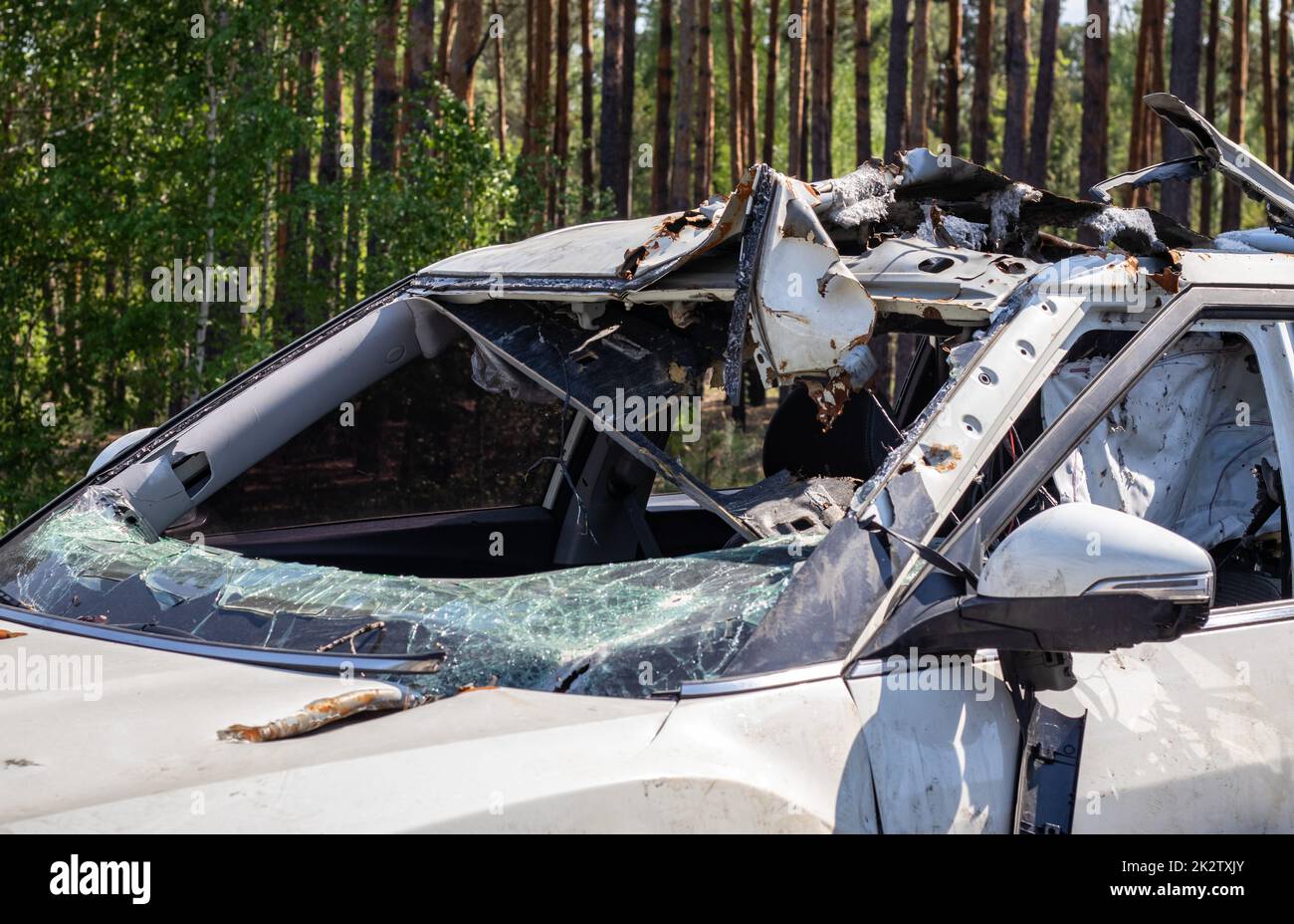A tourné la voiture pendant la guerre en Ukraine. Une voiture de civils avec des trous d'obus d ...