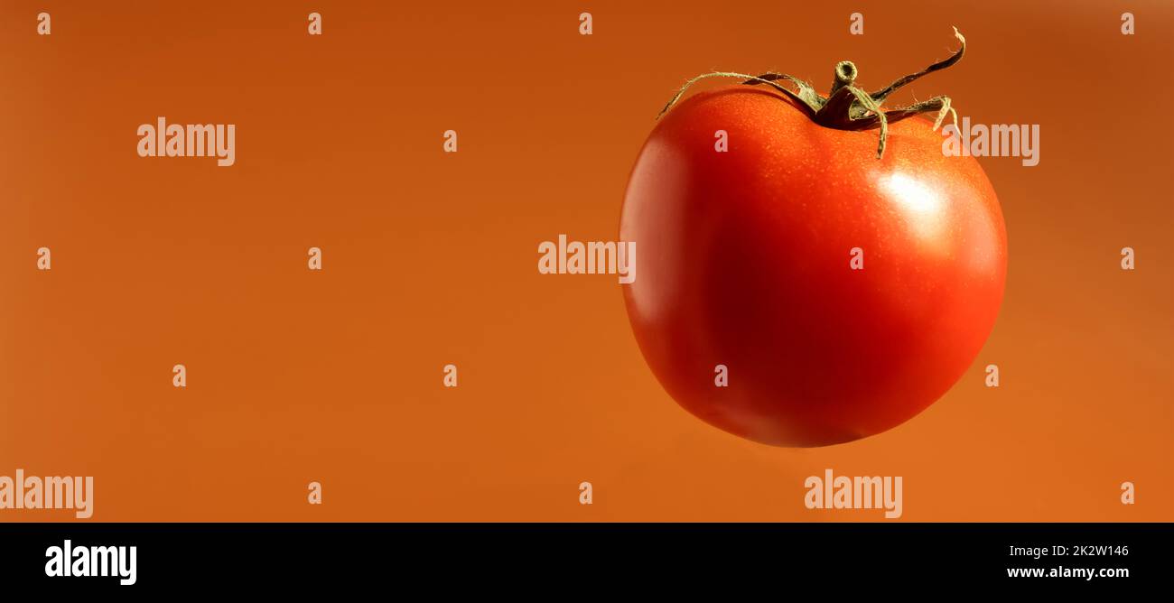 Une tomate rouge fraîche et savoureuse. Baies juteuses multi ...