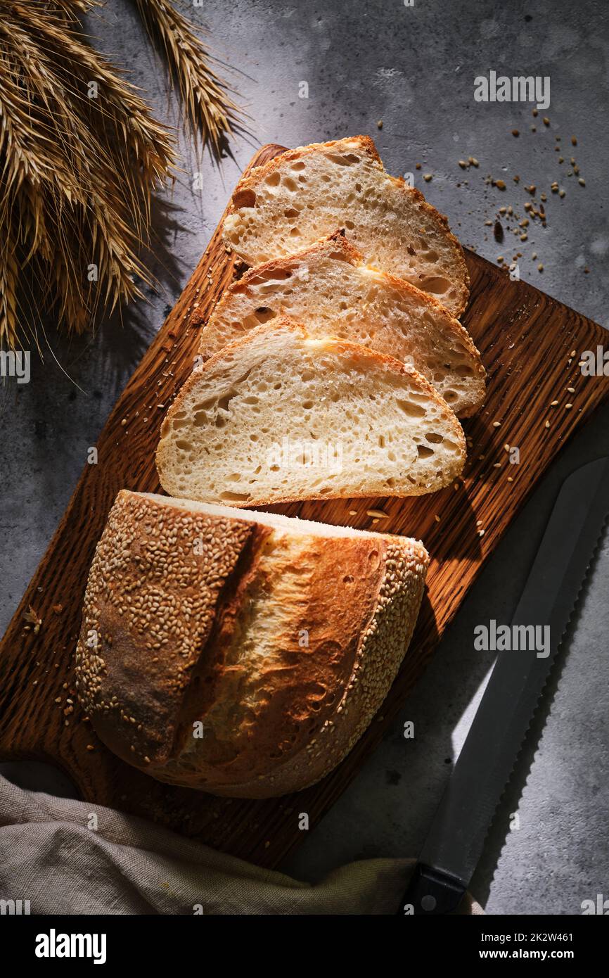 Pain blanc de levure traditionnel, tranché sur une planche de bois avec ...