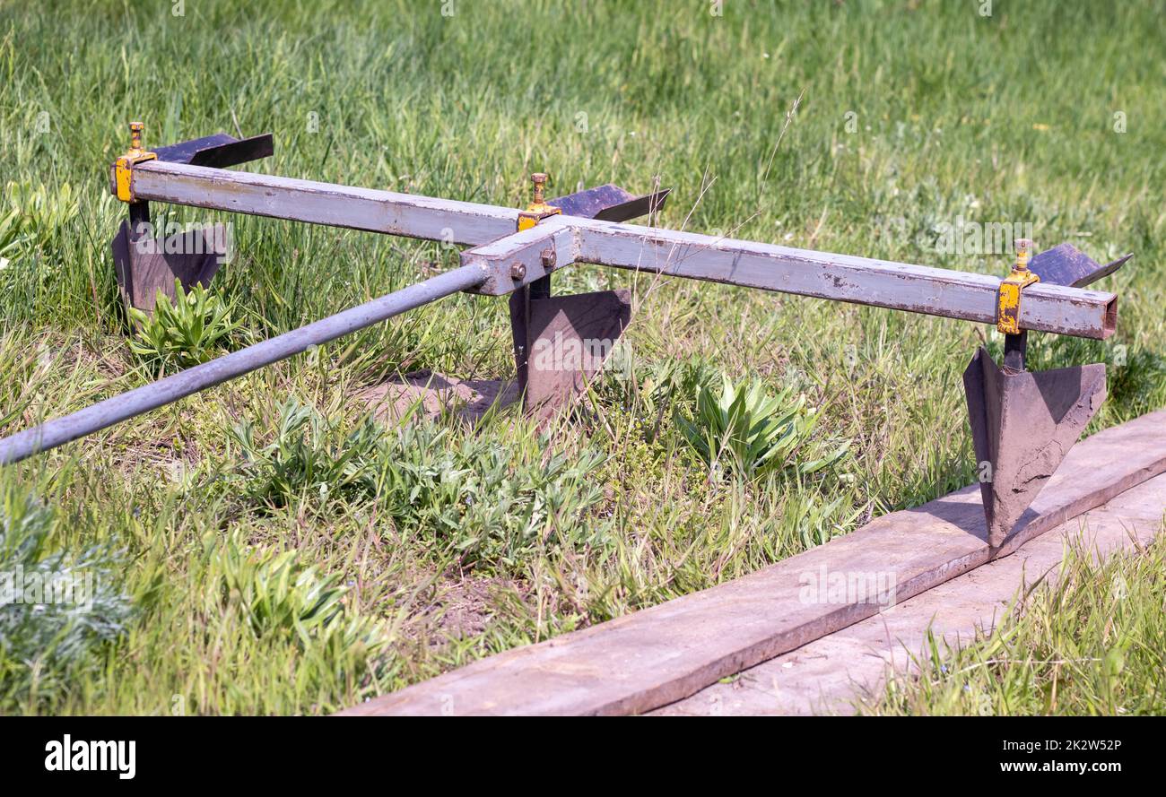 Charrue métallique manuelle agricole sur le terrain. Labourage de la ...