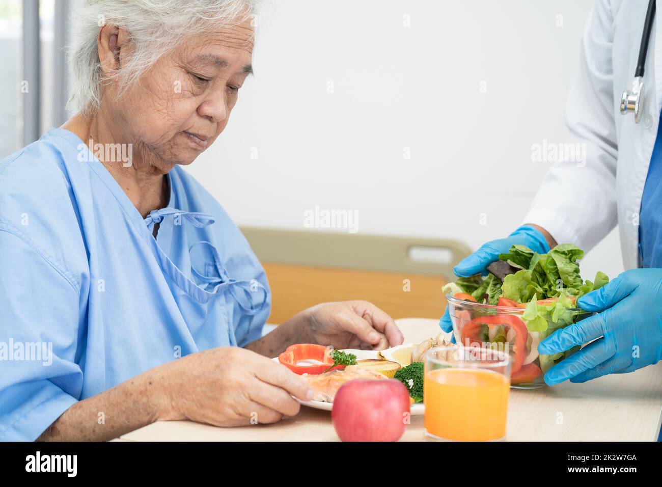 Asiatique senior ou âgée vieille femme patient de manger le petit ...