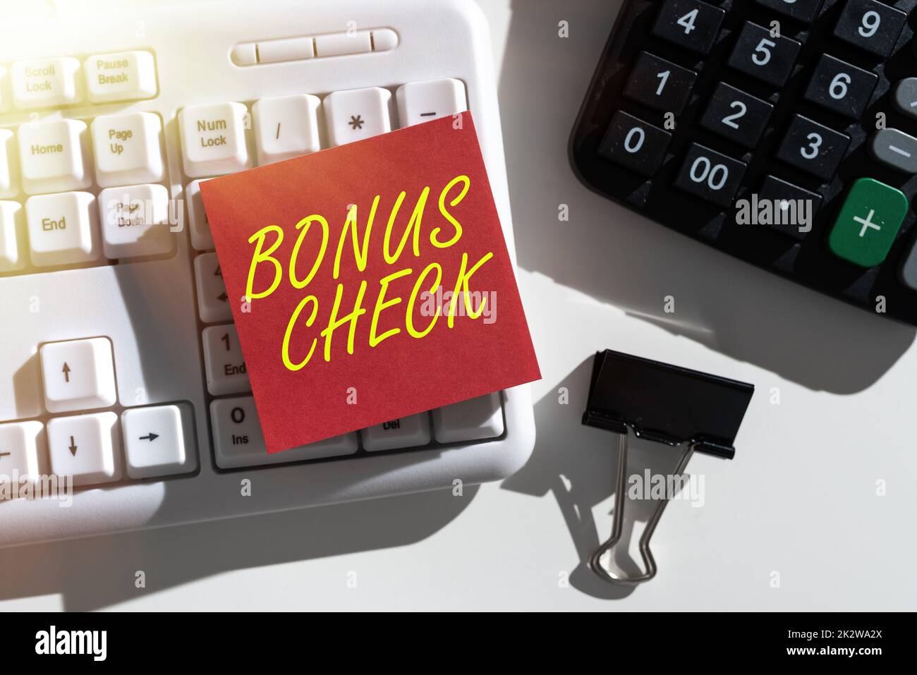 Chèque bonus texte écriture manuscrite. Mot écrit sur quelque chose en ...