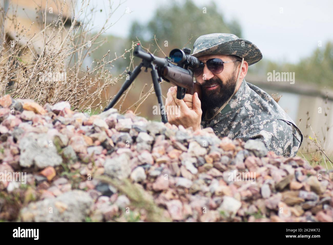 Sniper aiming gun Banque de photographies et d’images à haute ...