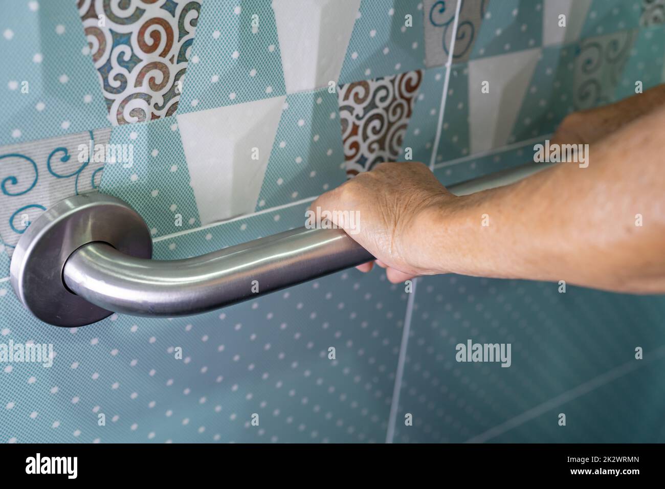 Asiatique senior ou âgée vieille femme patiente utiliser toilettes ...