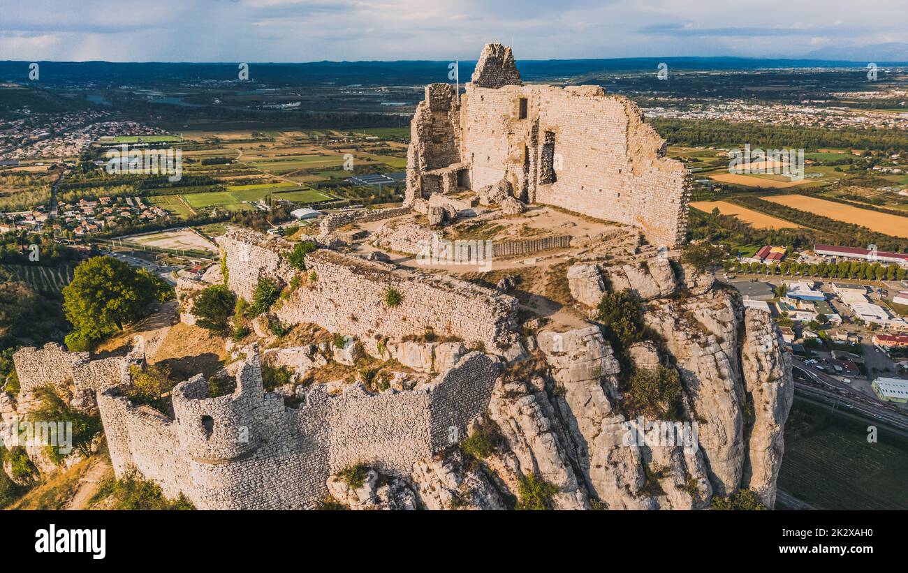 Château de Crussol - sur la commune de Saint-Péray qui domine la vallée ...
