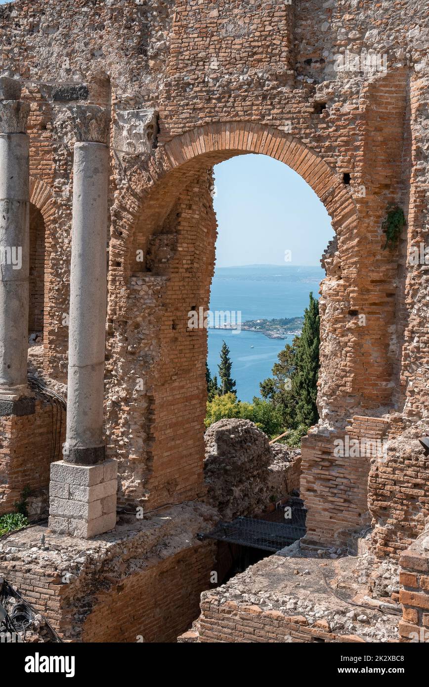 Colonnes et arche sur les ruines anciennes du théâtre grec ancien avec ...