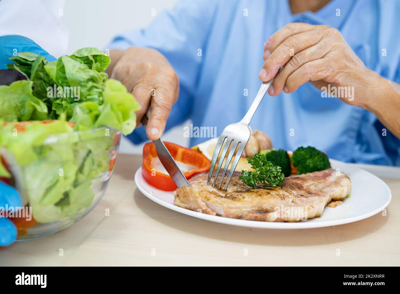 Asiatique senior ou âgée vieille femme patient de manger le petit ...