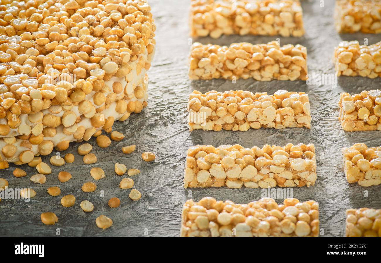 Bonbons traditionnels de pois chiches enrobés de sucre arabe. Les ...