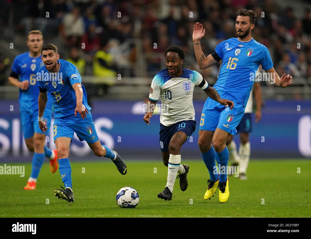 Raheem Sterling (au centre) en action avec Jorginho (à gauche) en ...