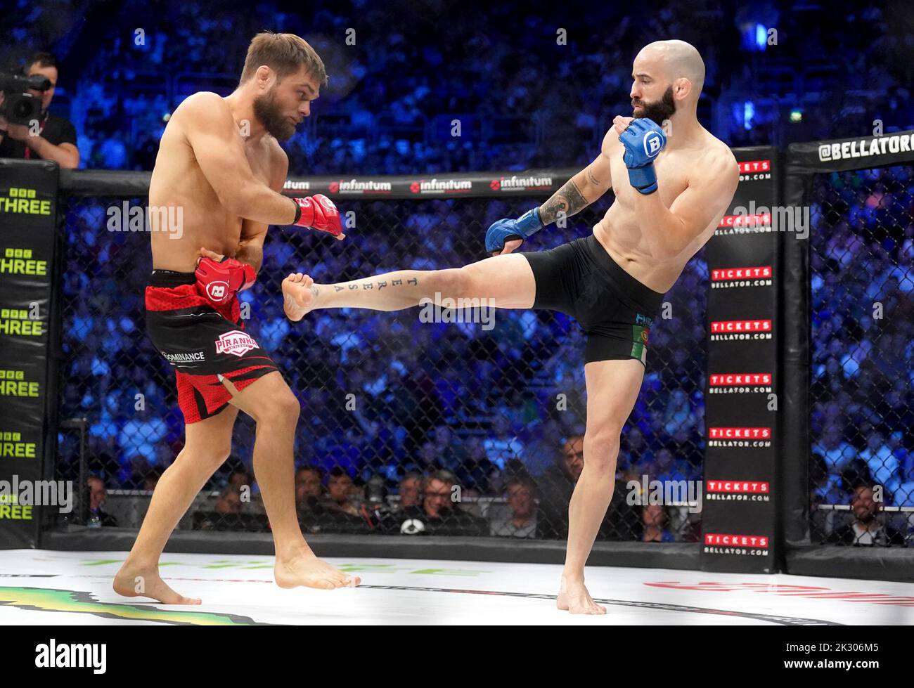 Mads Burnell (à gauche) et Pedro Carvalho en action lors de leur combat ...