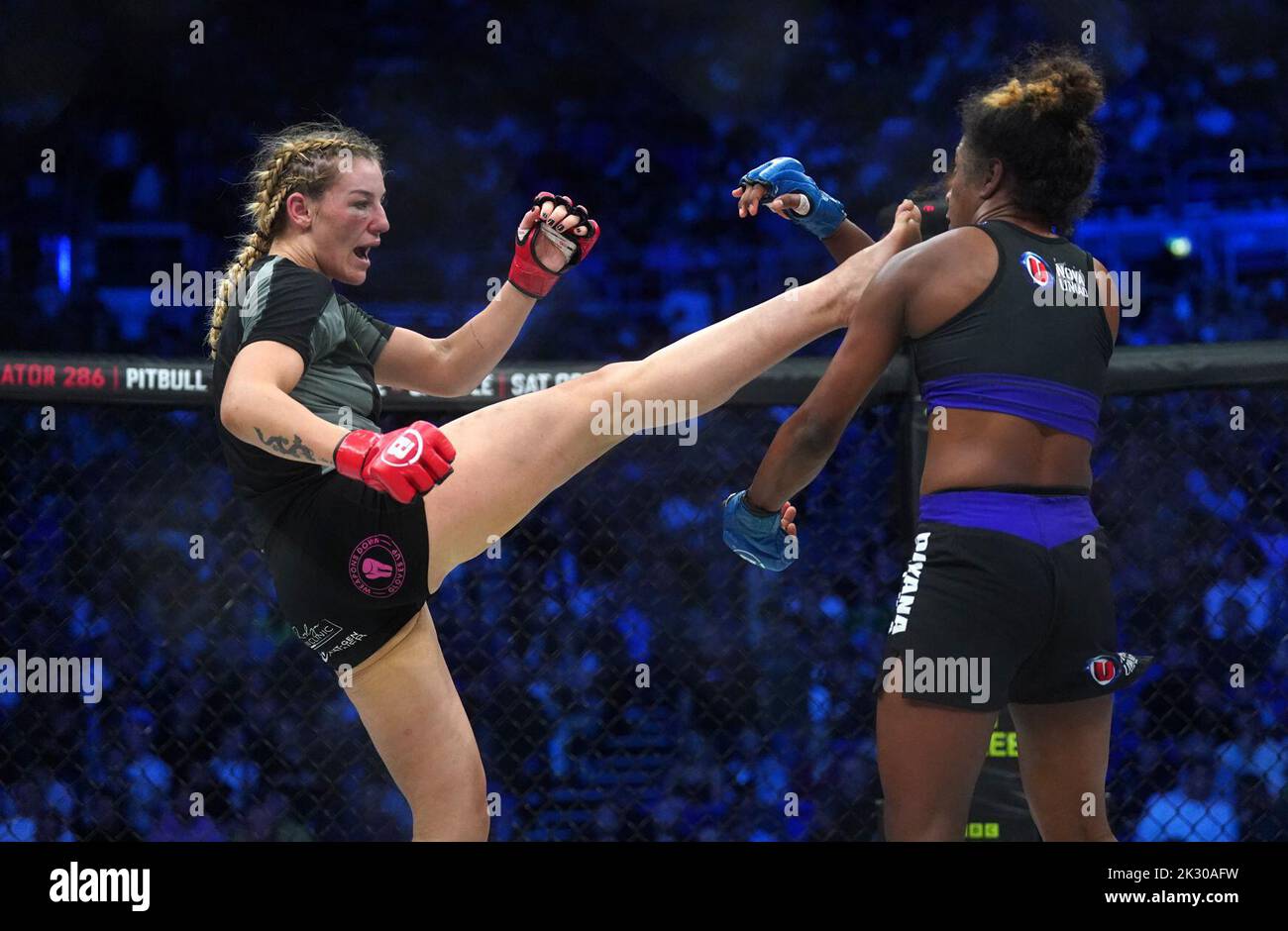 Leah McCourt (à gauche) et Dayana Silva en action lors de leur combat ...