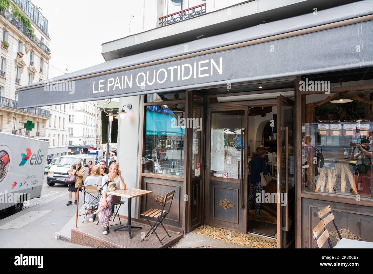 Paris, France - 26 août 2022 : boutique appelée le pain quotidien dans ...