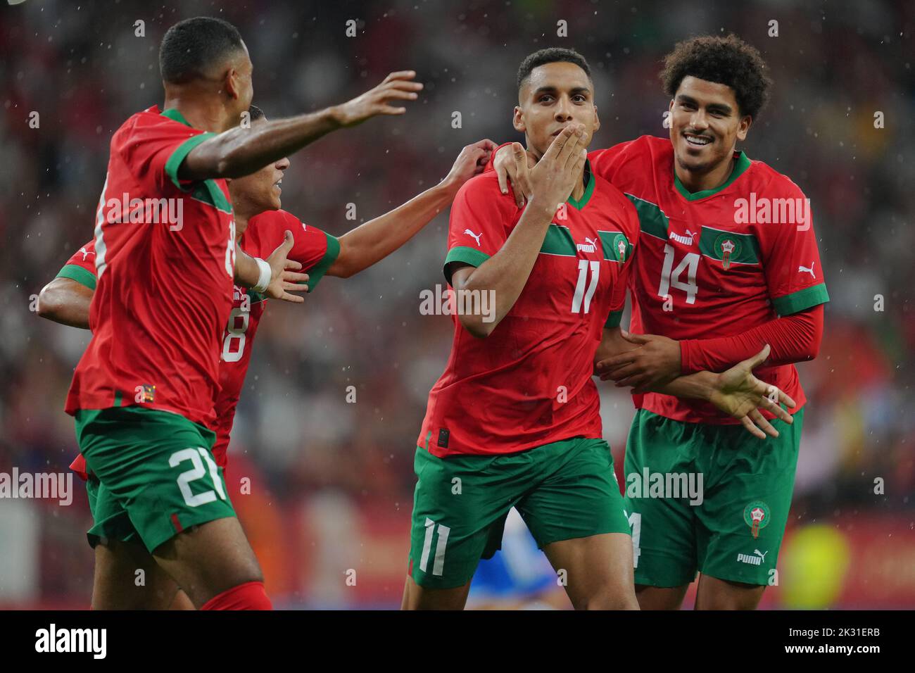 Abdelhamid Sabiri, du Maroc, fête avec son coéquipier Zakaria Aboukhlal ...