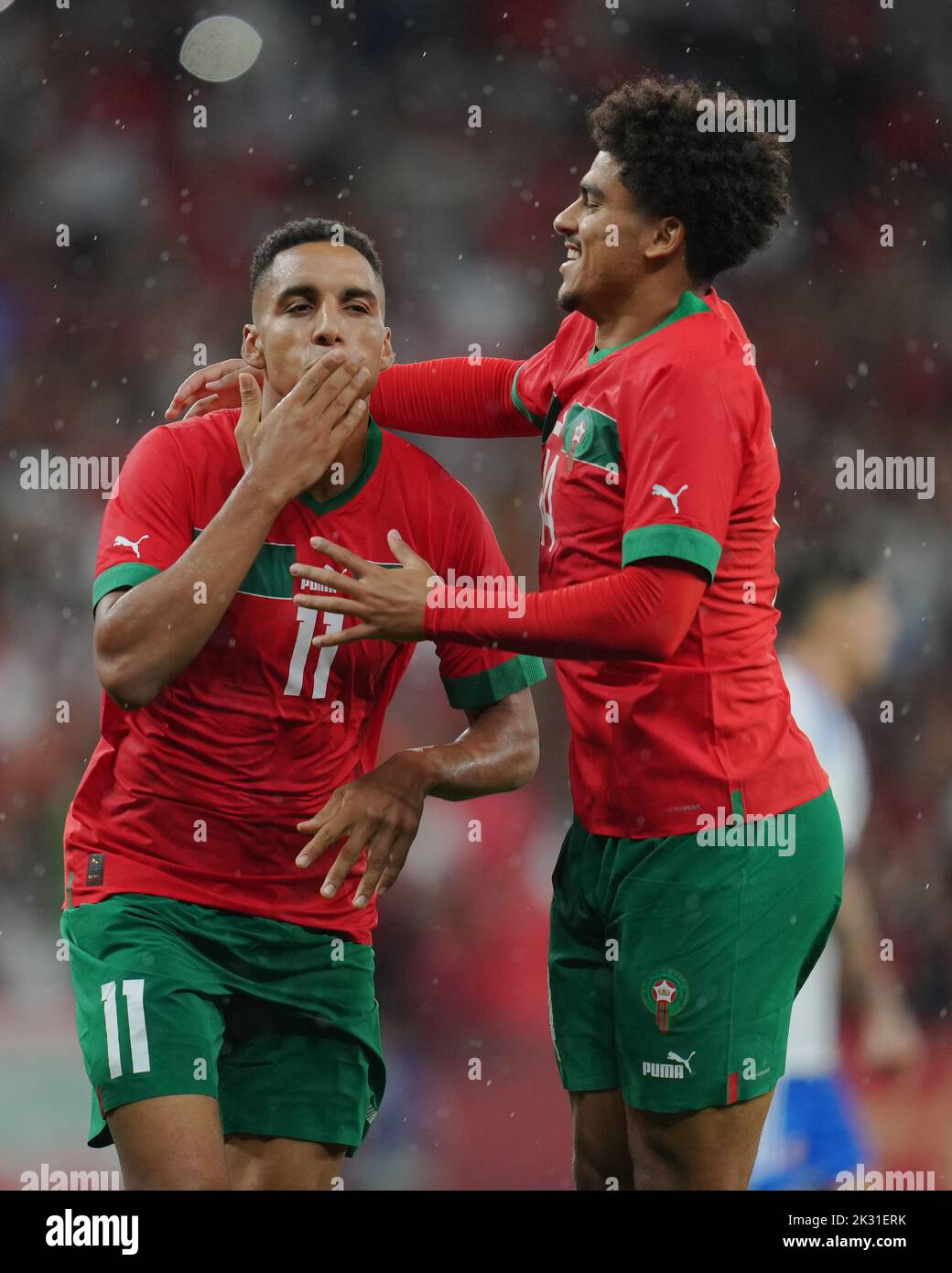 Abdelhamid Sabiri, du Maroc, fête avec son coéquipier Zakaria Aboukhlal ...