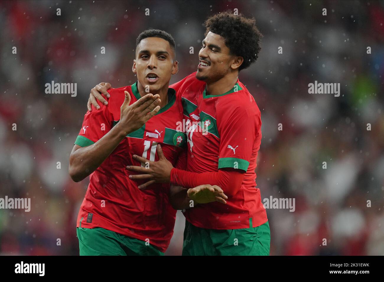 Abdelhamid Sabiri, du Maroc, fête avec son coéquipier Zakaria Aboukhlal ...