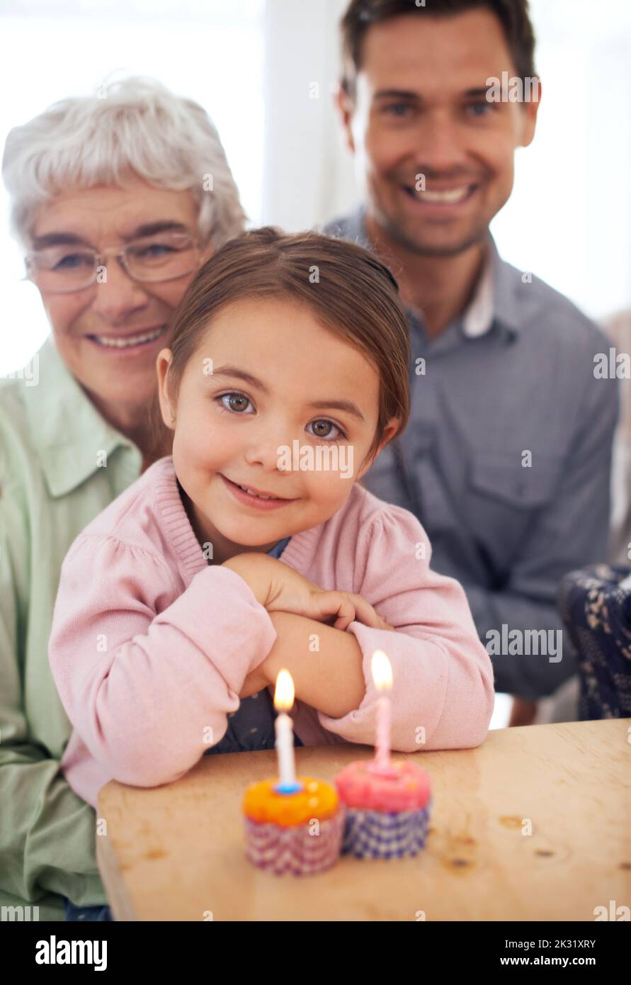 Gran fait les meilleurs petits gâteaux. Portrait d'une grand-mère ...