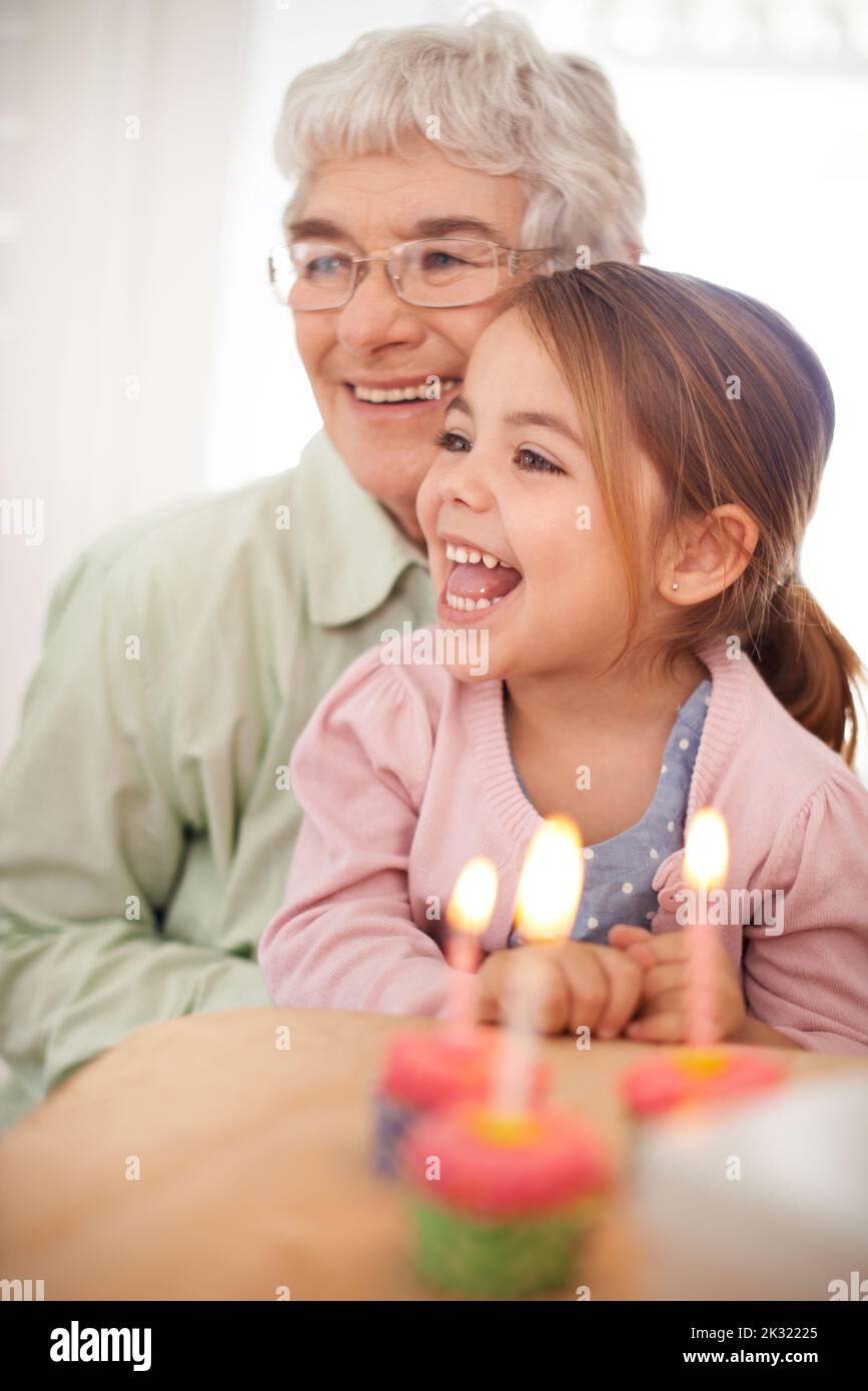 Elle fait les meilleurs cupcakes. Portrait d'une grand-mère heureuse ...