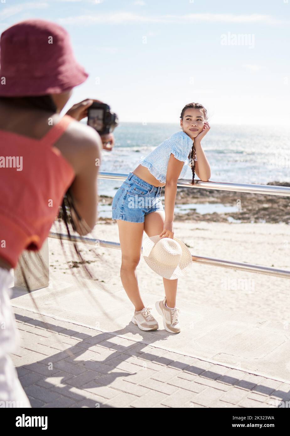 Plage, modèle et photo avec une femme en plein air sur la promenade ...