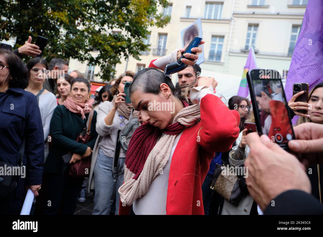 Paris, Paris, FRANCE. 24th septembre 2022. Une femme se rasse les ...