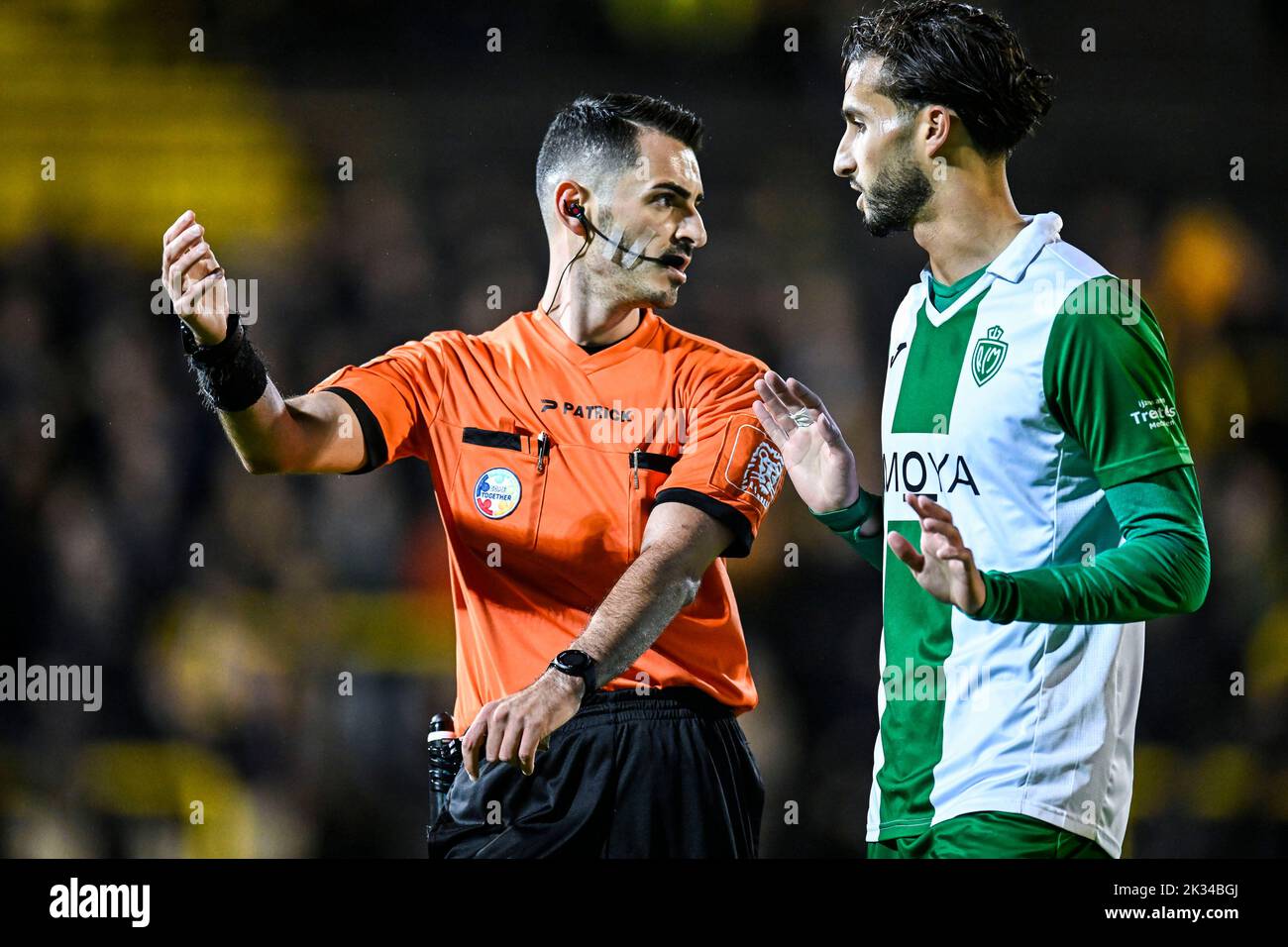 Arbitre Mataj Ermaild photographié lors d'un match de football entre ...