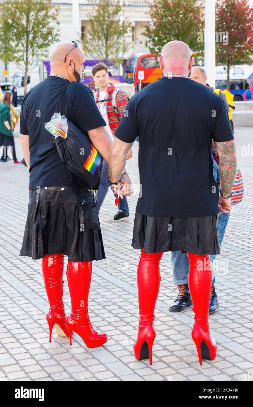Deux hommes chauves se coupent en bottes rouges patentes kinky tenant ...