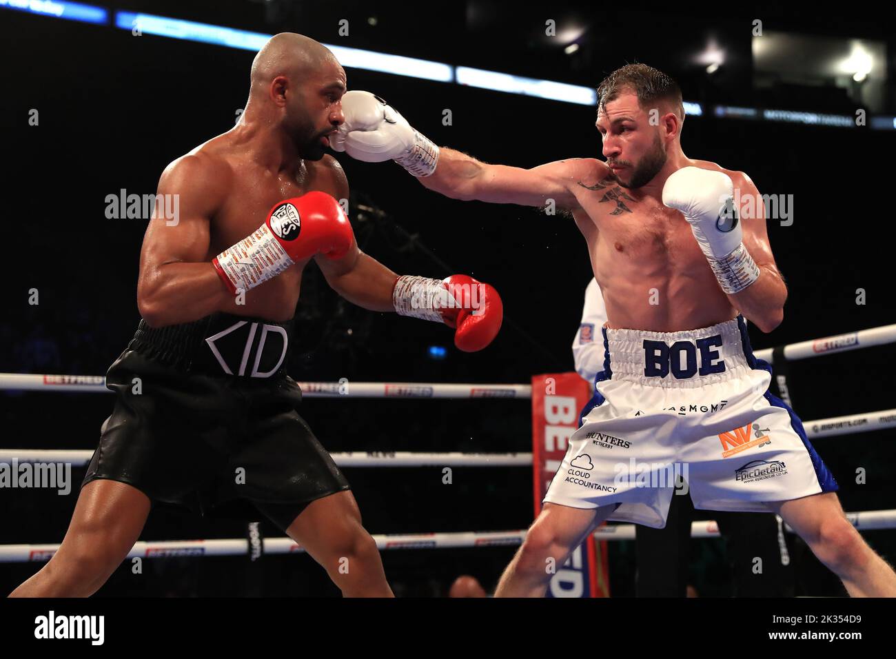 Maxi Hughes (à droite) en action contre Kid Galahad dans le combat de ...