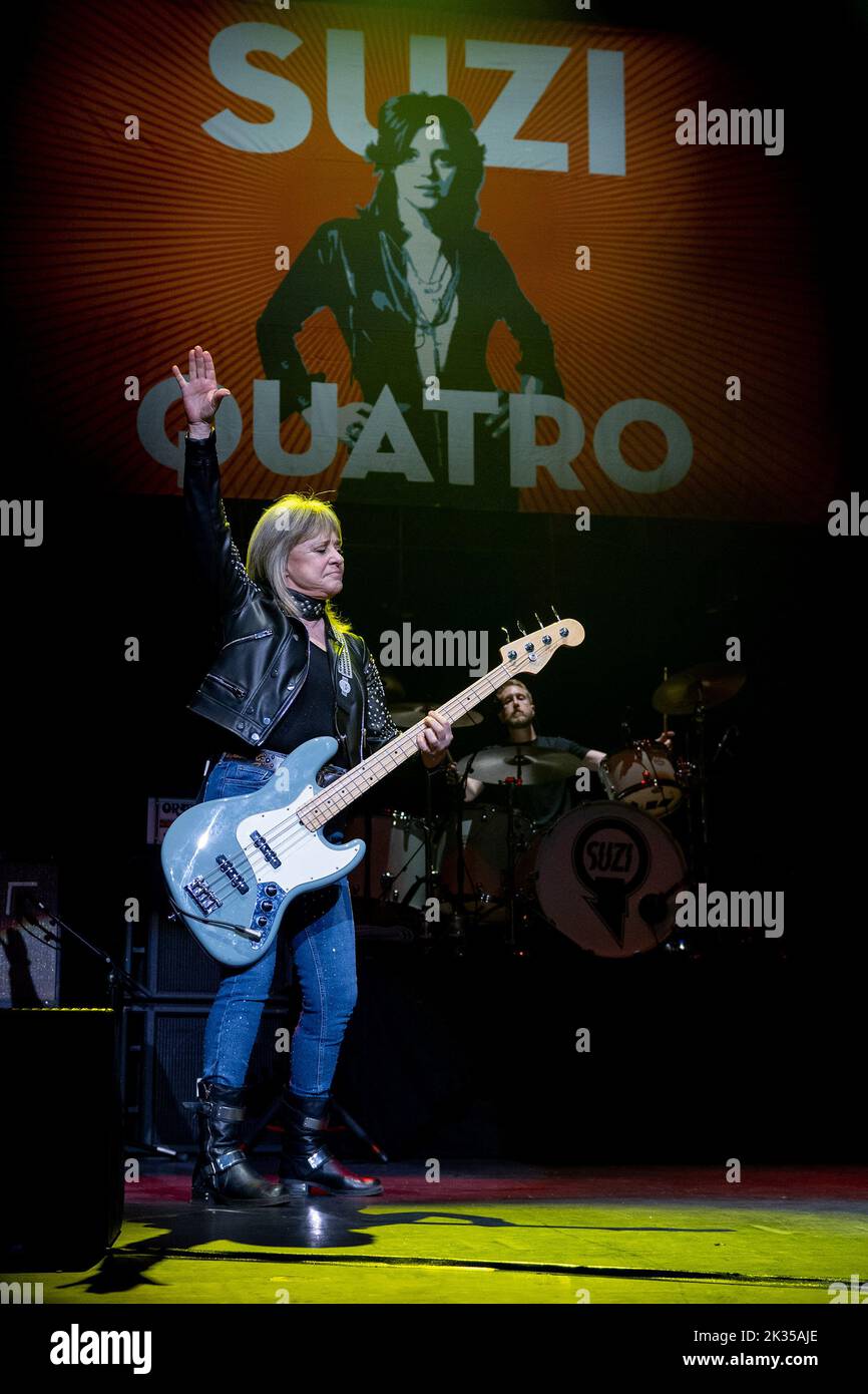 LONDRES, ANGLETERRE: Suzi Quatro se produit sur scène au Royal Albert ...
