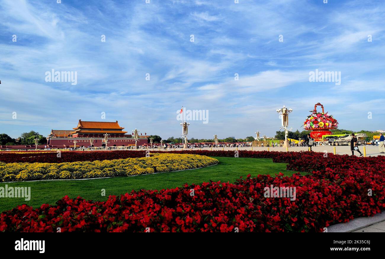 PÉKIN, CHINE - 24 SEPTEMBRE 2022 - Une fleur géante et un panier de ...