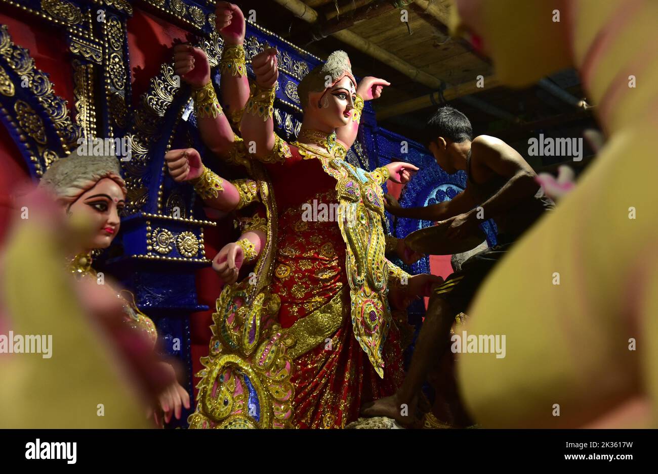Guwahati, Guwahati, Inde. 24th septembre 2022. Un artiste qui donne une ...
