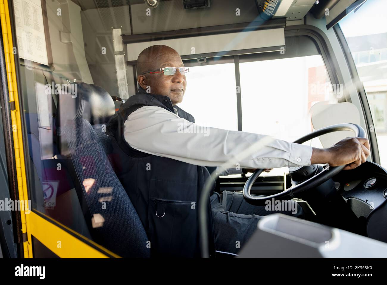 Male bus driver Banque de photographies et d’images à haute résolution ...