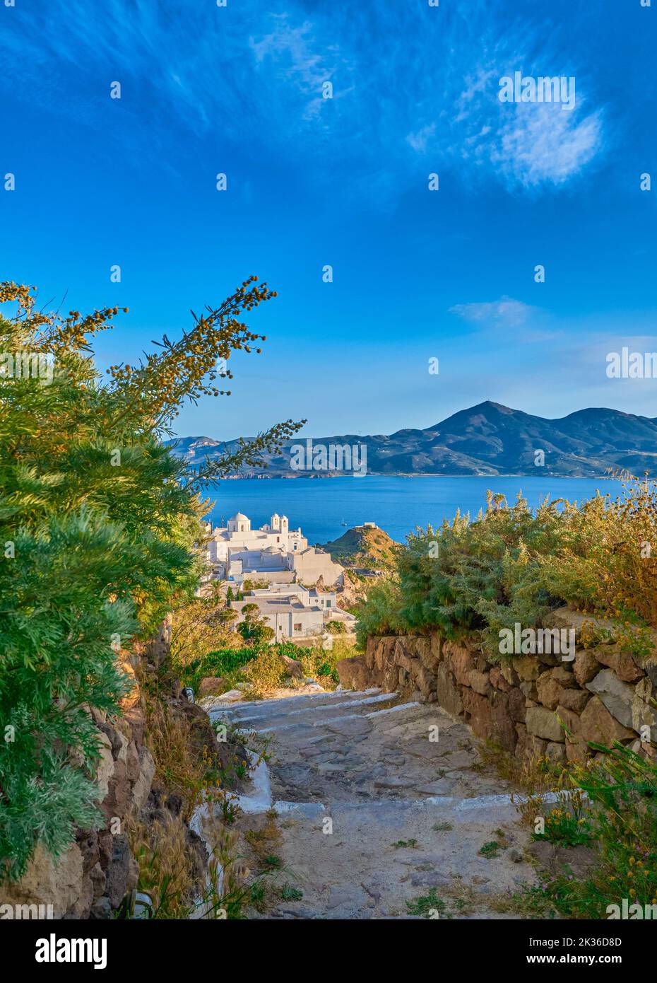Belle vue sur un village grec typique en bord de mer en soirée. Maisons ...
