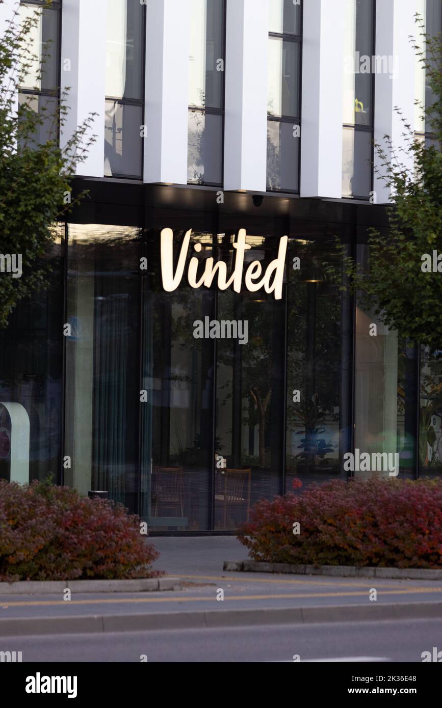 Affiche avec logo Vinté sur le bureau principal, le mur du bâtiment du ...