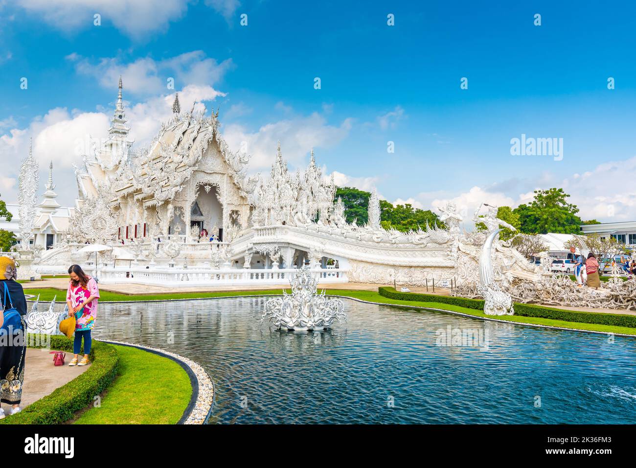 CHIANG RAI, THAÏLANDE - 6.11.2019: Les touristes visitent le célèbre ...