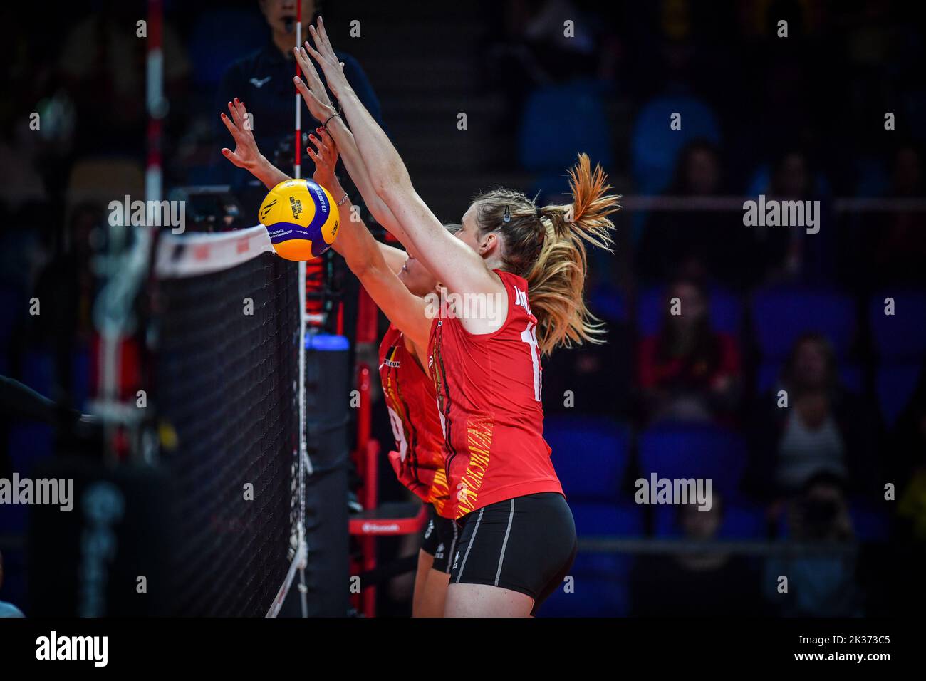 Un jeu de volley-ball entre l'équipe féminine nationale belge les ...
