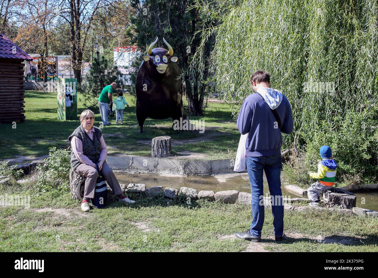 Les visiteurs du zoo sont vus sur fond de figure de taureau. L'un des plus anciens d'Ukraine, le ...