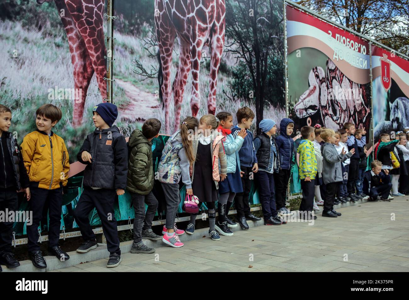 Les enfants prennent des photos devant une affiche de girafe. L'un des plus anciens d'Ukraine ...