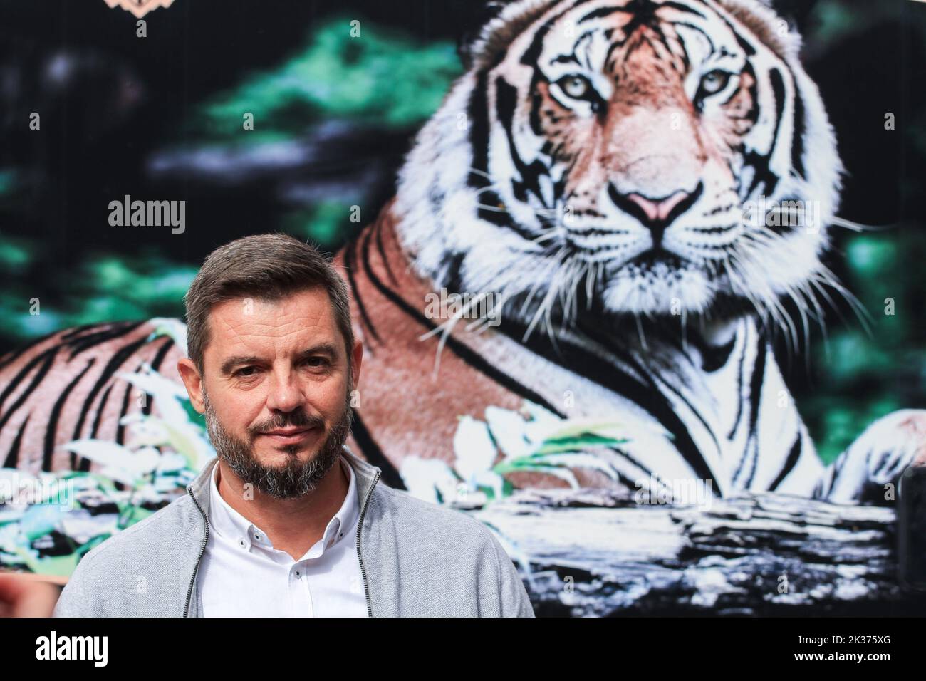 Serhiy Drozd, directeur de la branche Odessa d'Ukrposhta, est vu sur fond d'affiche avec un ...