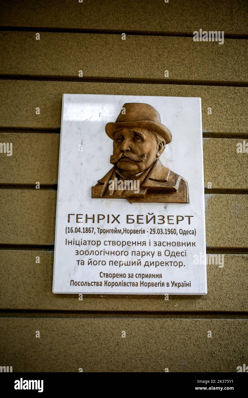 Une plaque au premier directeur du zoo, Heinrich Beizert, est vue pendant l'événement. L'un des ...