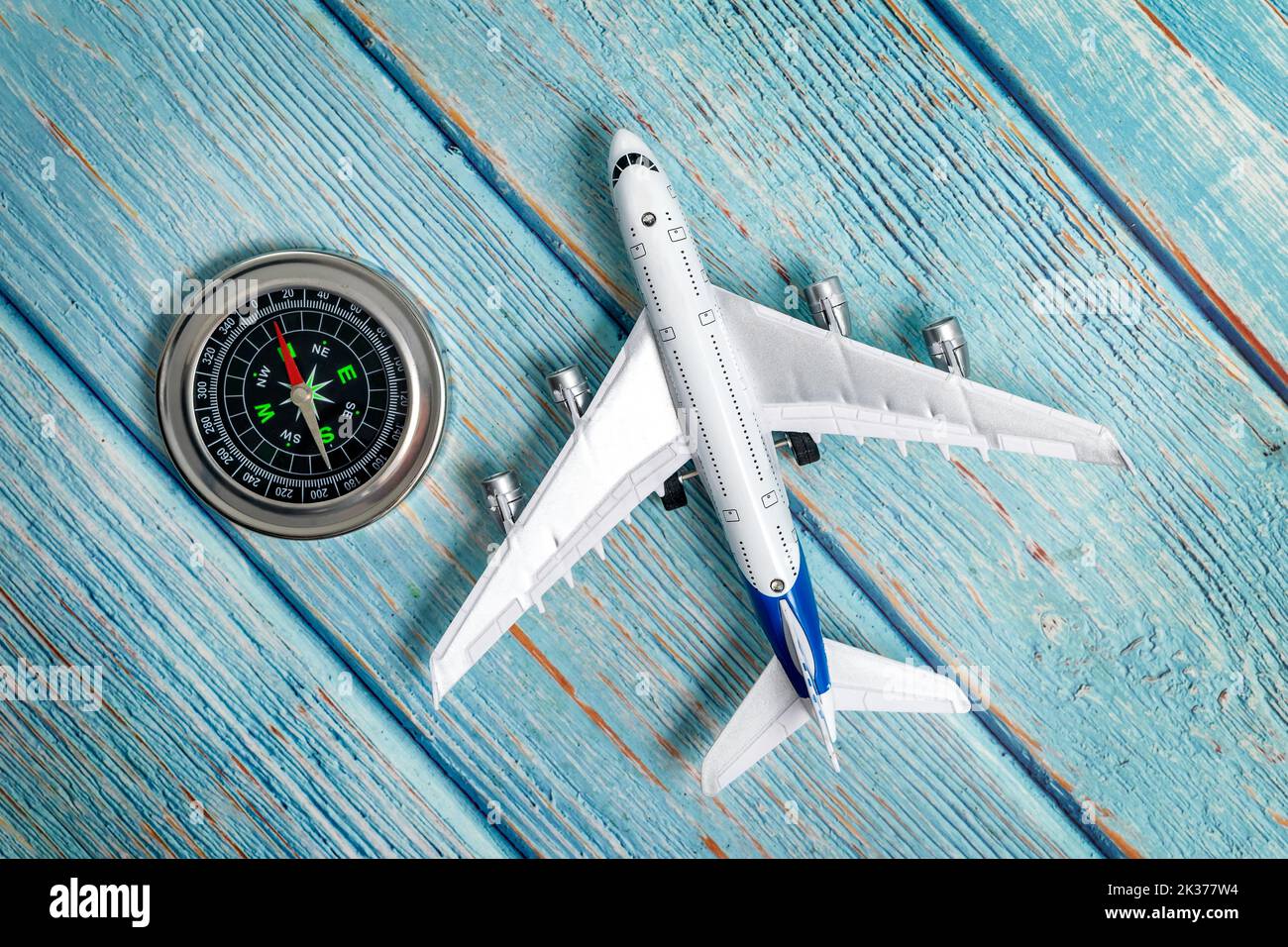 Boussole et avion sur fond blanc Banque de photographies et d’images à ...