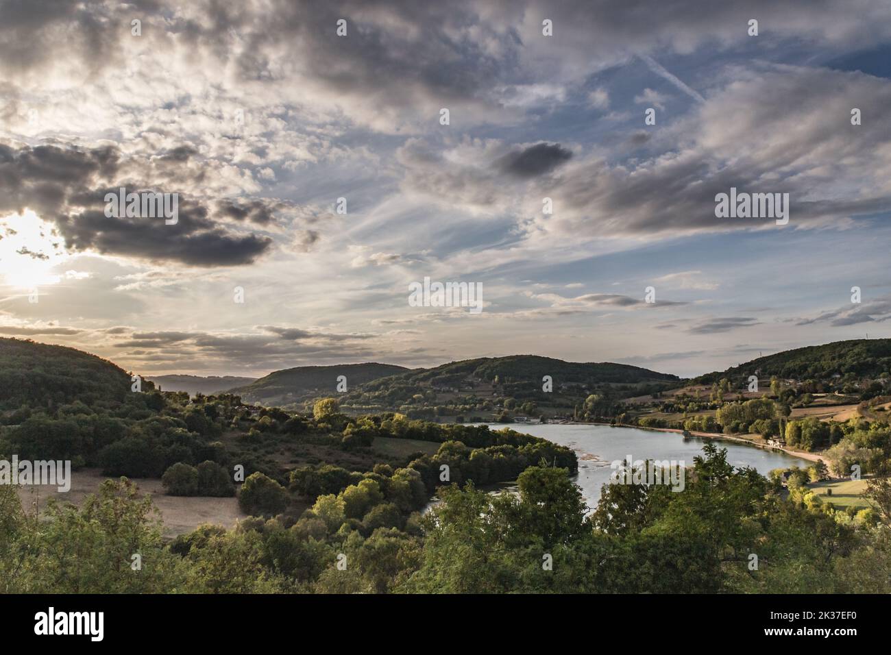 Vue panoramique sur le lac du Causse dans la nature au coucher du ...