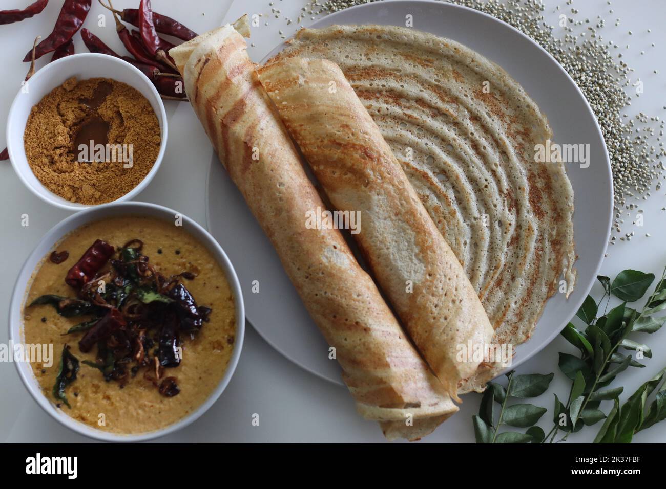 Rôti de ghee Bajra. Fines crêpes croustillantes faites avec une pâte ...