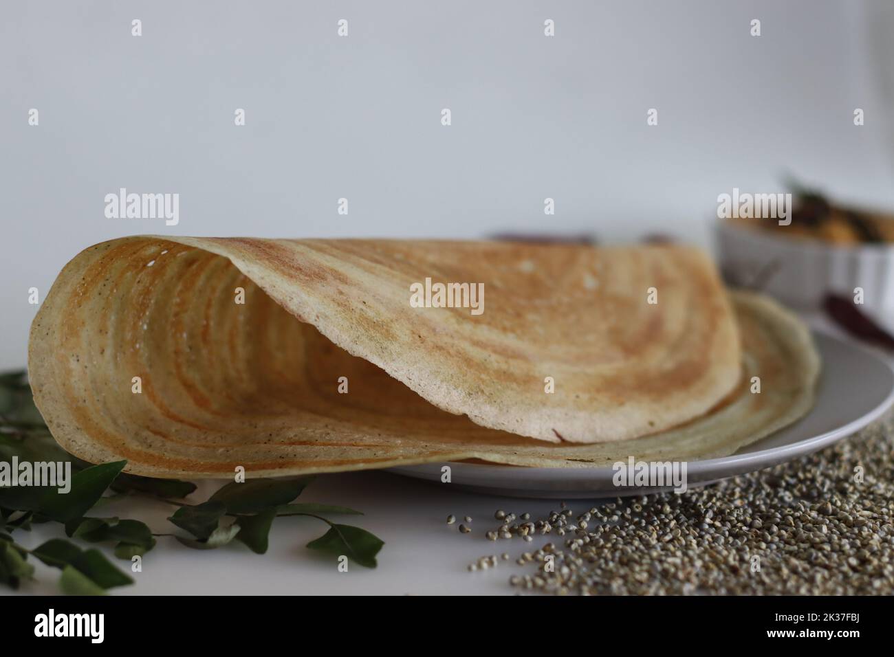 Rôti de ghee Bajra. Fines crêpes croustillantes faites avec une pâte ...
