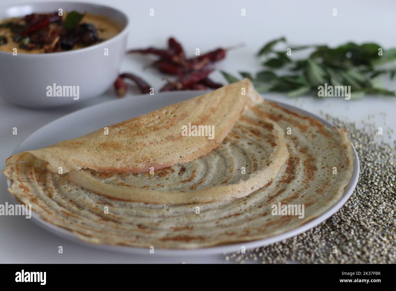 Rôti de ghee Bajra. Fines crêpes croustillantes faites avec une pâte ...