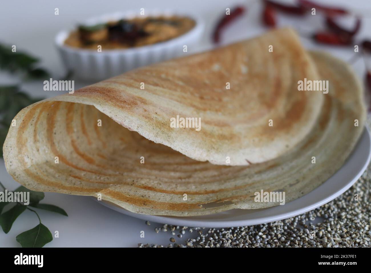 Rôti de ghee Bajra. Fines crêpes croustillantes faites avec une pâte ...