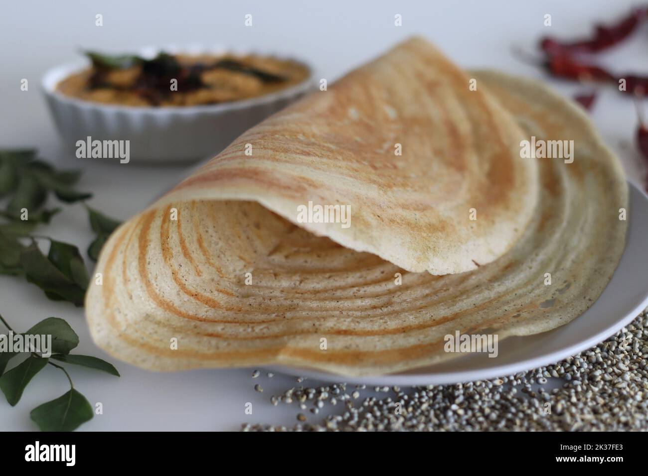 Rôti de ghee Bajra. Fines crêpes croustillantes faites avec une pâte ...