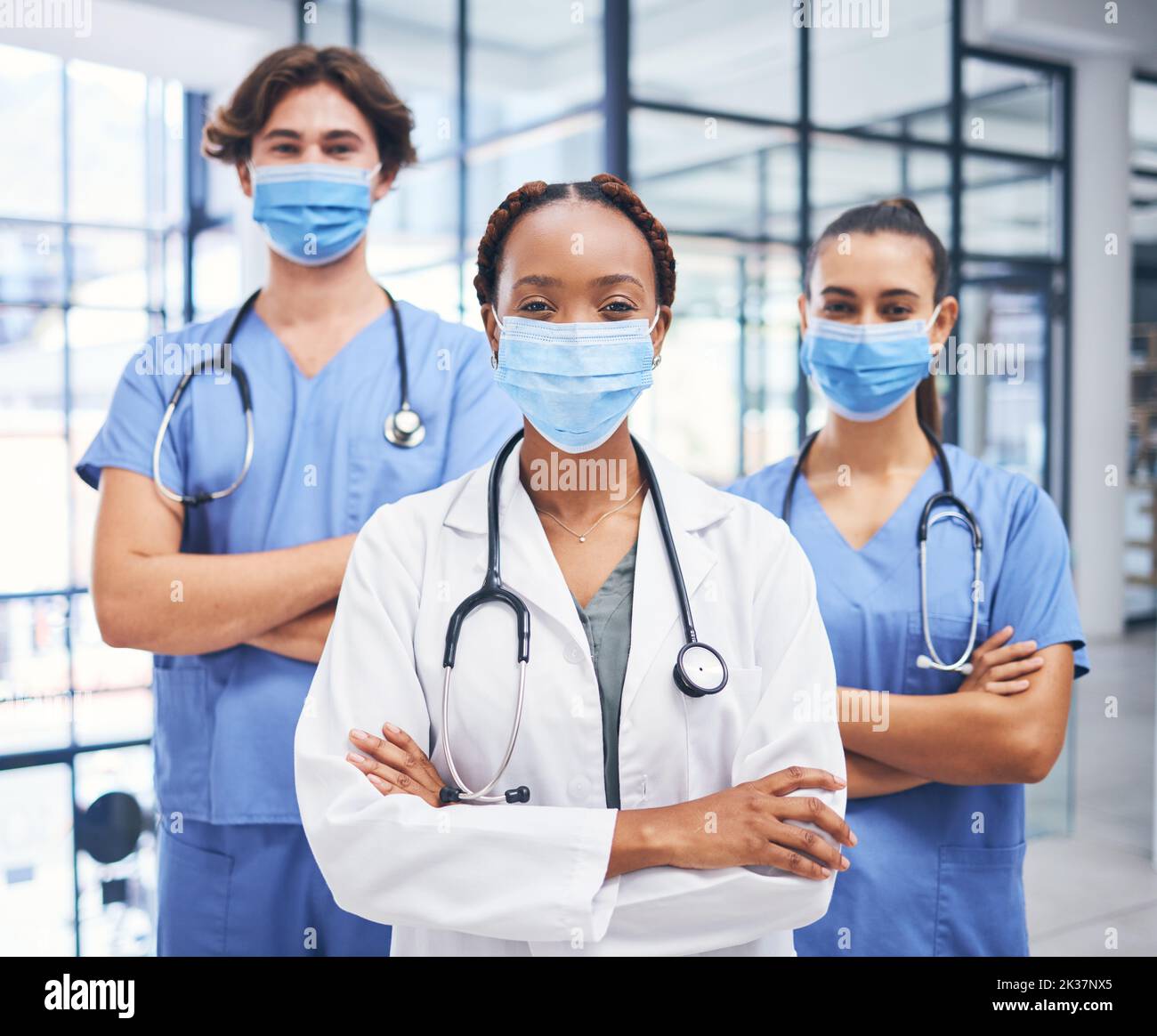 Une équipe de médecins, une équipe d'intervention médicale en milieu ...