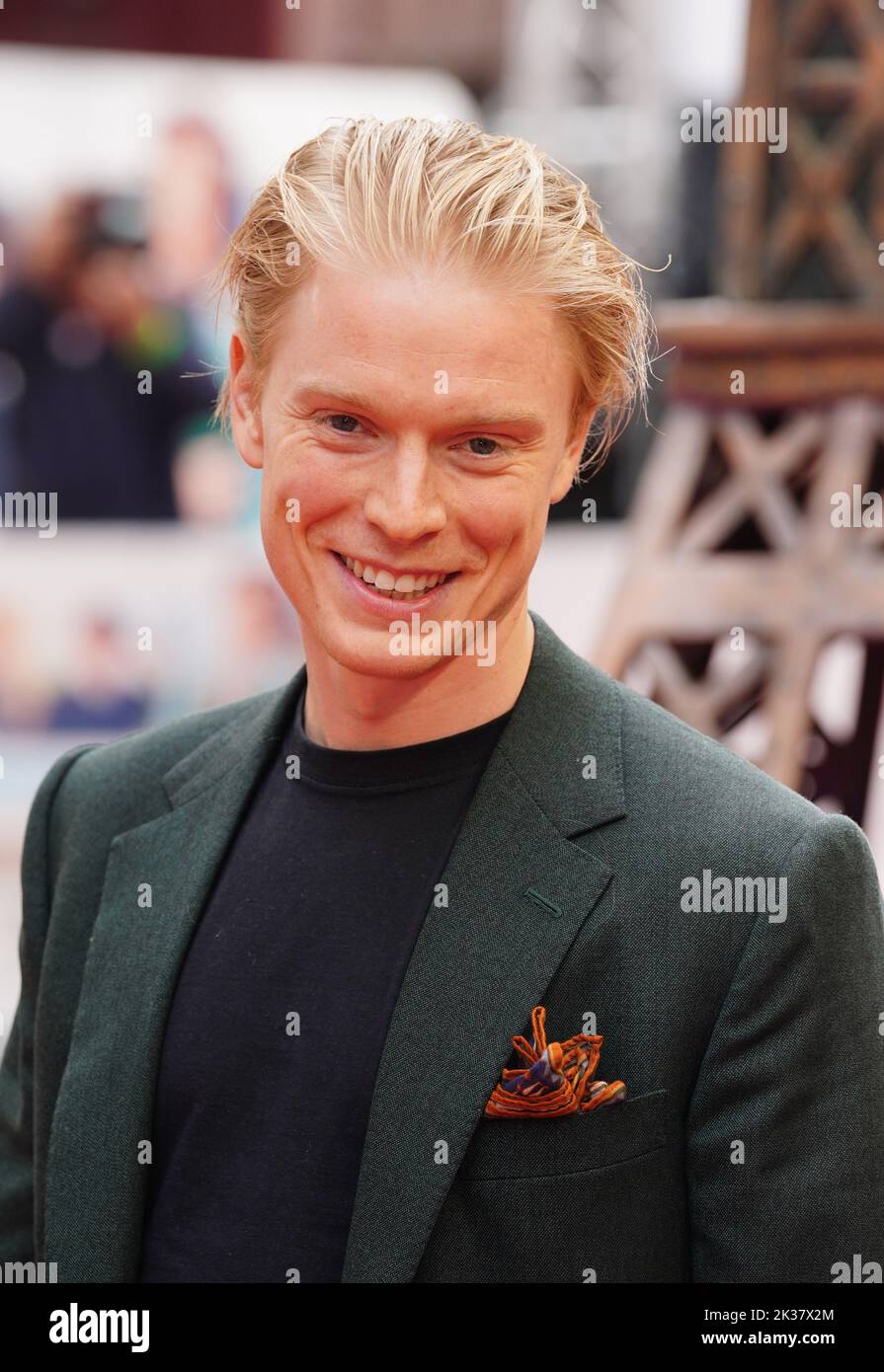 Freddie Fox assiste à la première britannique de Mme Harris se rend à ...