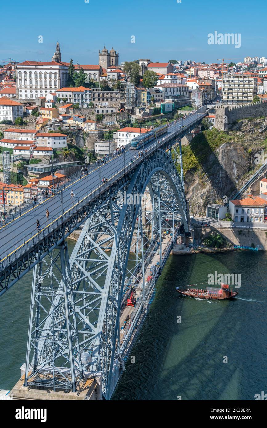 Porto, Portugal - 23 septembre 2022: Un train passant par le pont Dom ...