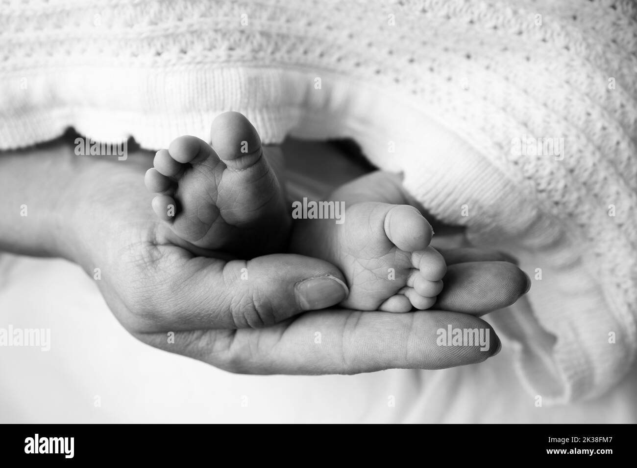 La mère tient les jambes d'un nouveau-né les pieds d'un nouveau-né dans ... La mère tient les jambes d'un nouveau-né les pieds d'un nouveau-né dans ...